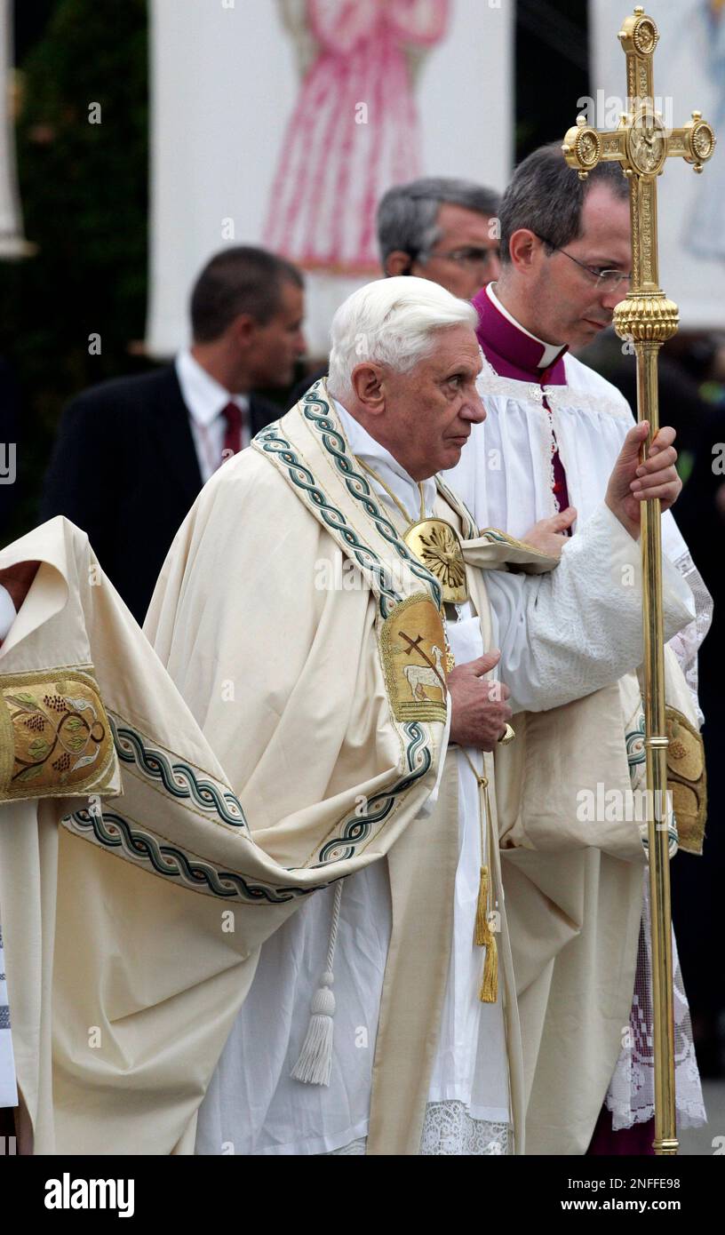 Pope Benedict XVI celebrates an eucharistic procession in Lourdes ...