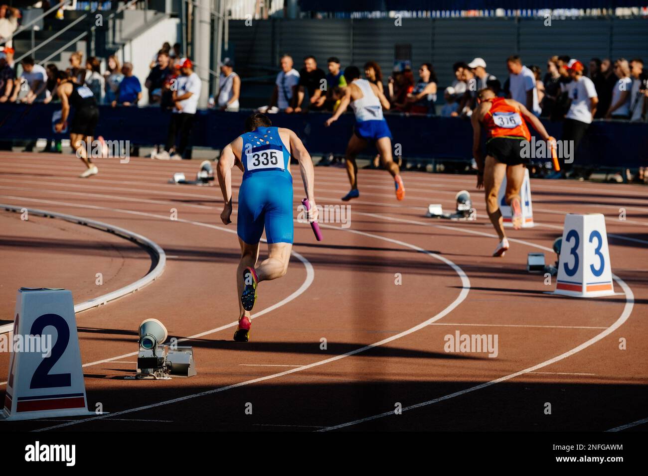 Man running relay race Banque de photographies et d’images à haute ...
