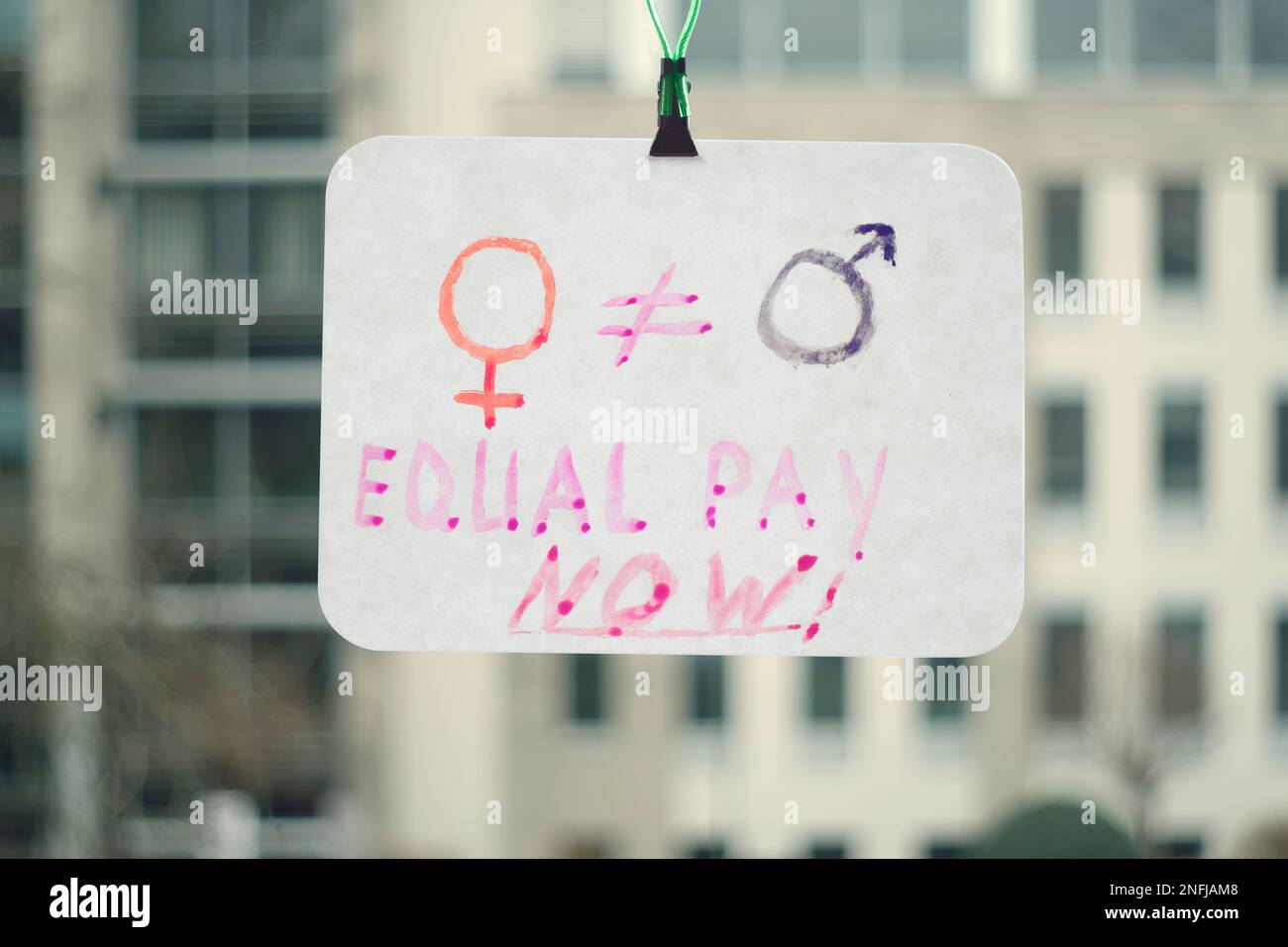 Concepts d'égalité entre les sexes. Signe avec le symbole inégalité de ...