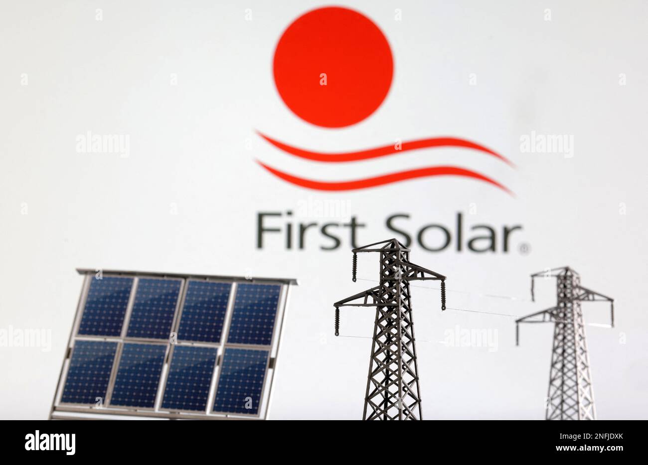 Des miniatures de panneau solaire et de pôle électrique sont visibles ...