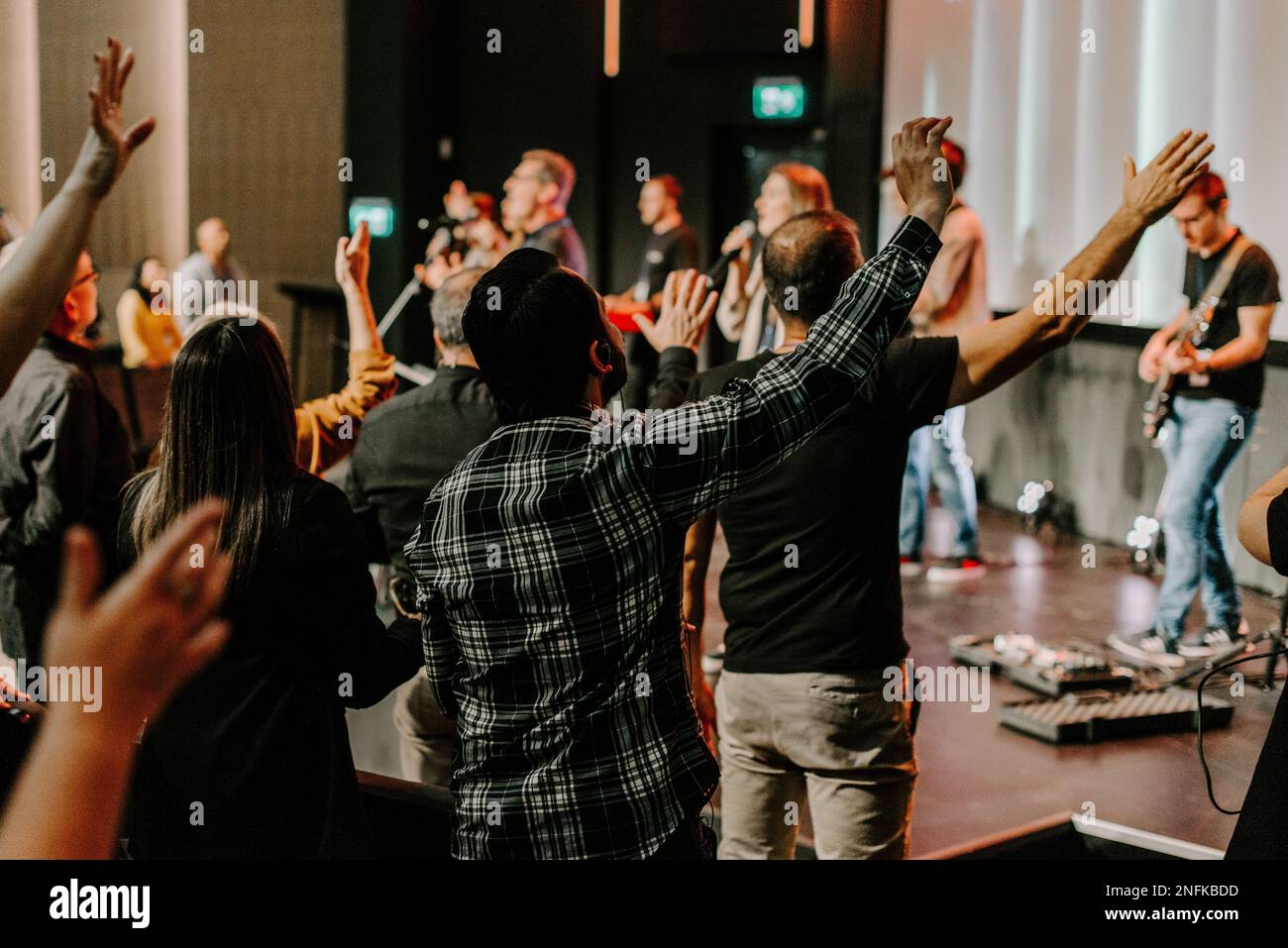 Mains levé dans la prière Banque de photographies et d’images à haute résolution - Alamy