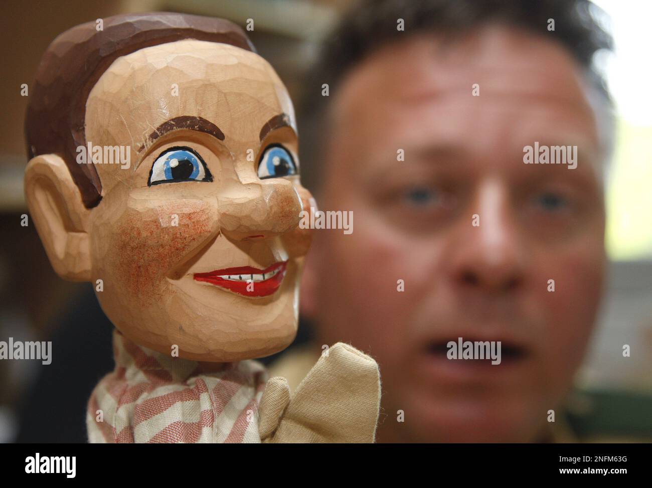 Stefan Loeseke, Teamsprecher der Polizei-Puppenbuehne Mainz, haelt am ...