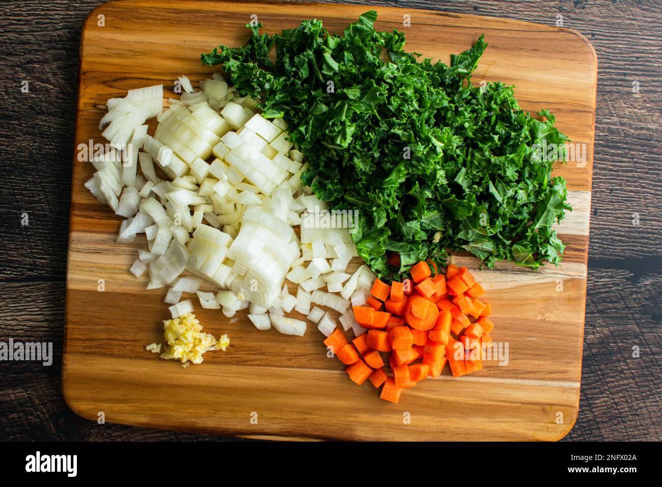 Légumes hachés, coupés en dés et émincés sur une planche à découper en ...