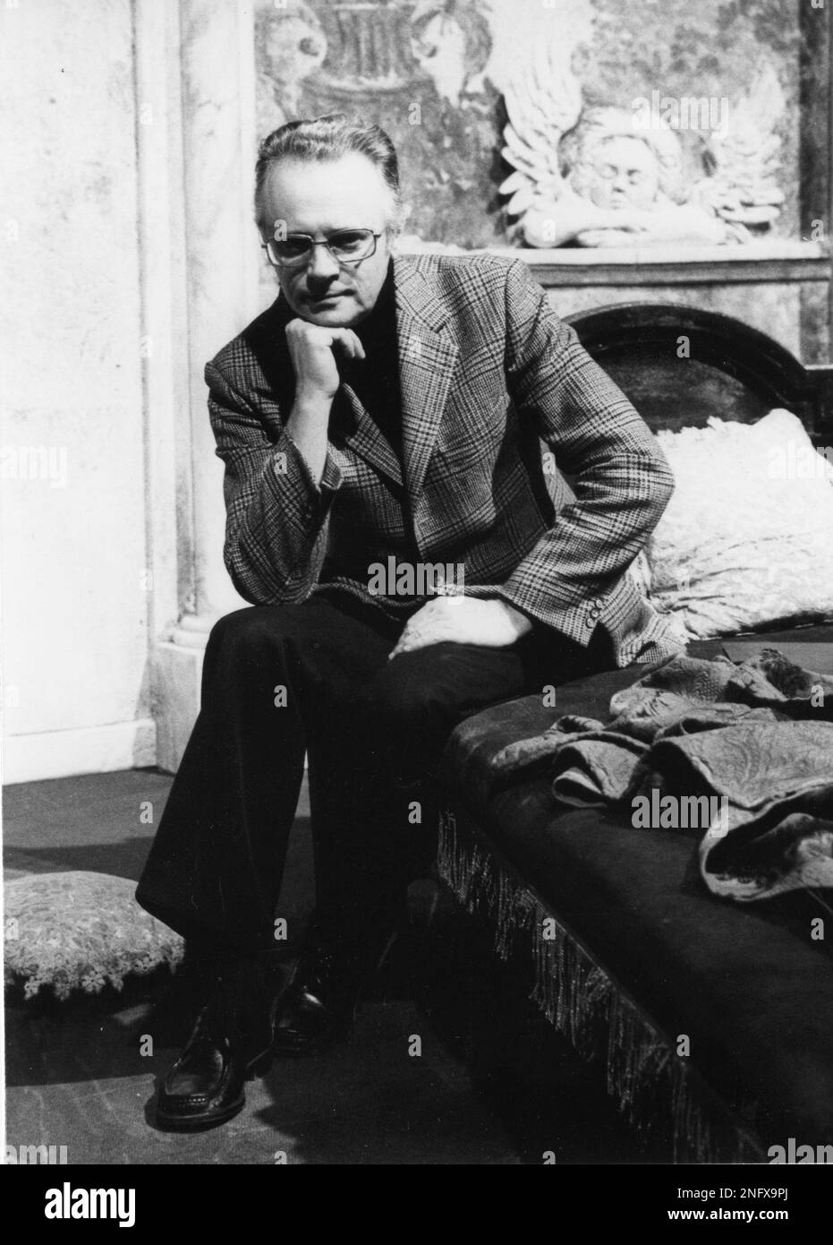 Israeli writer Ephraim Kishon sits on a bed in the Schauspielhaus in ...