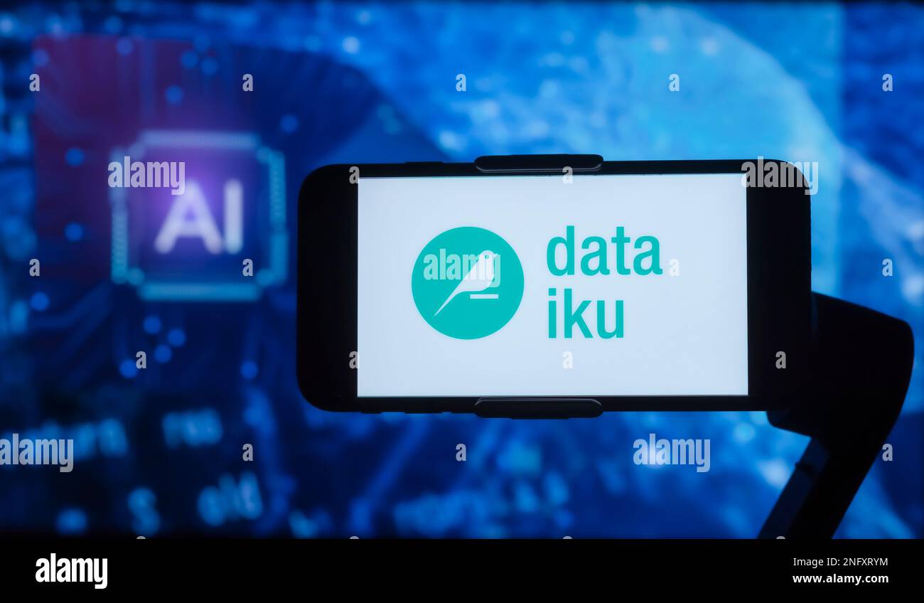 Dans cette illustration photo, le logo de dataiku est affiché sur un écran de téléphone mobile ...