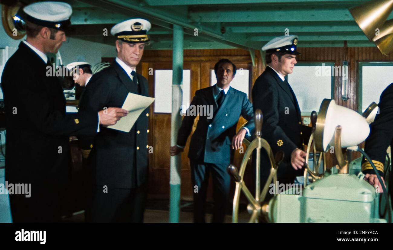 ÉTATS-UNIS. Leslie Nielsen et Fred Sadoff dans une scène du (C)XXème ...