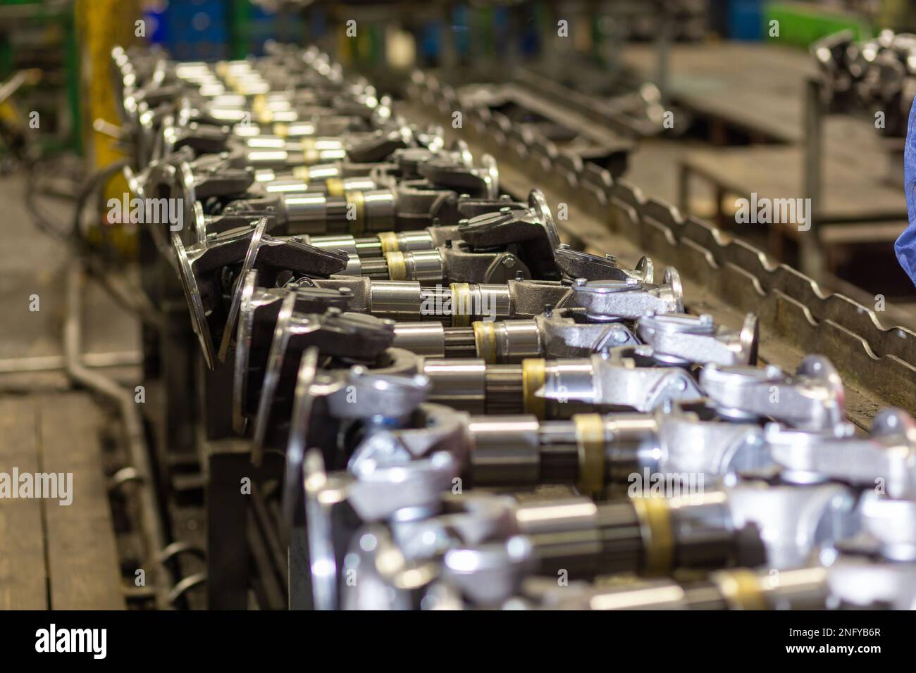 Les arbres à cardans et les transmissions de cardan se déplacent sur le ...