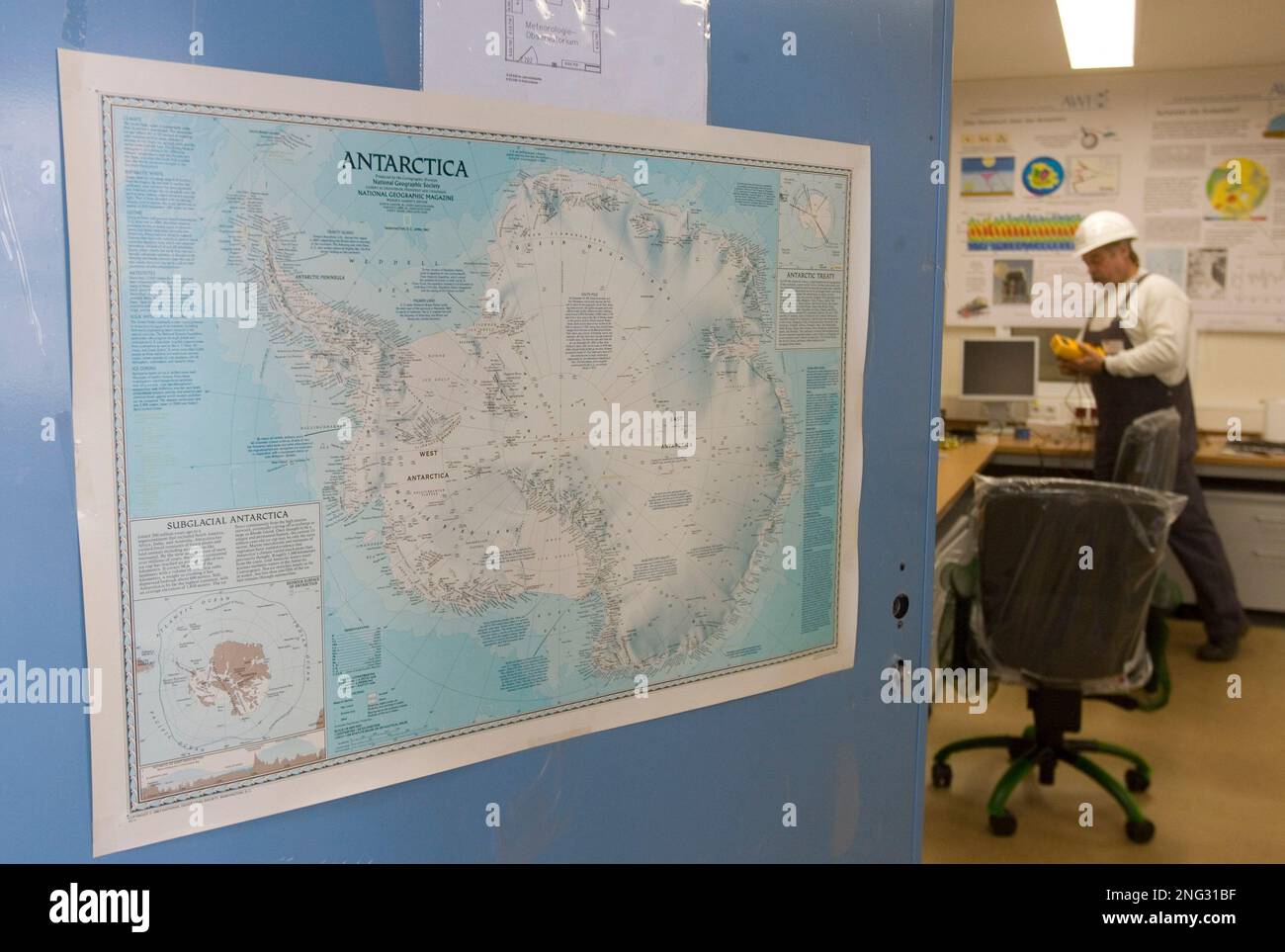 Eine Karte der Antarktis klebt am Montag, 3. September 2007, in ...