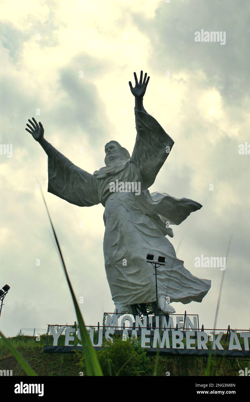 Une statue géante connue sous le nom de « Monument Jésus-Bénédiction ...