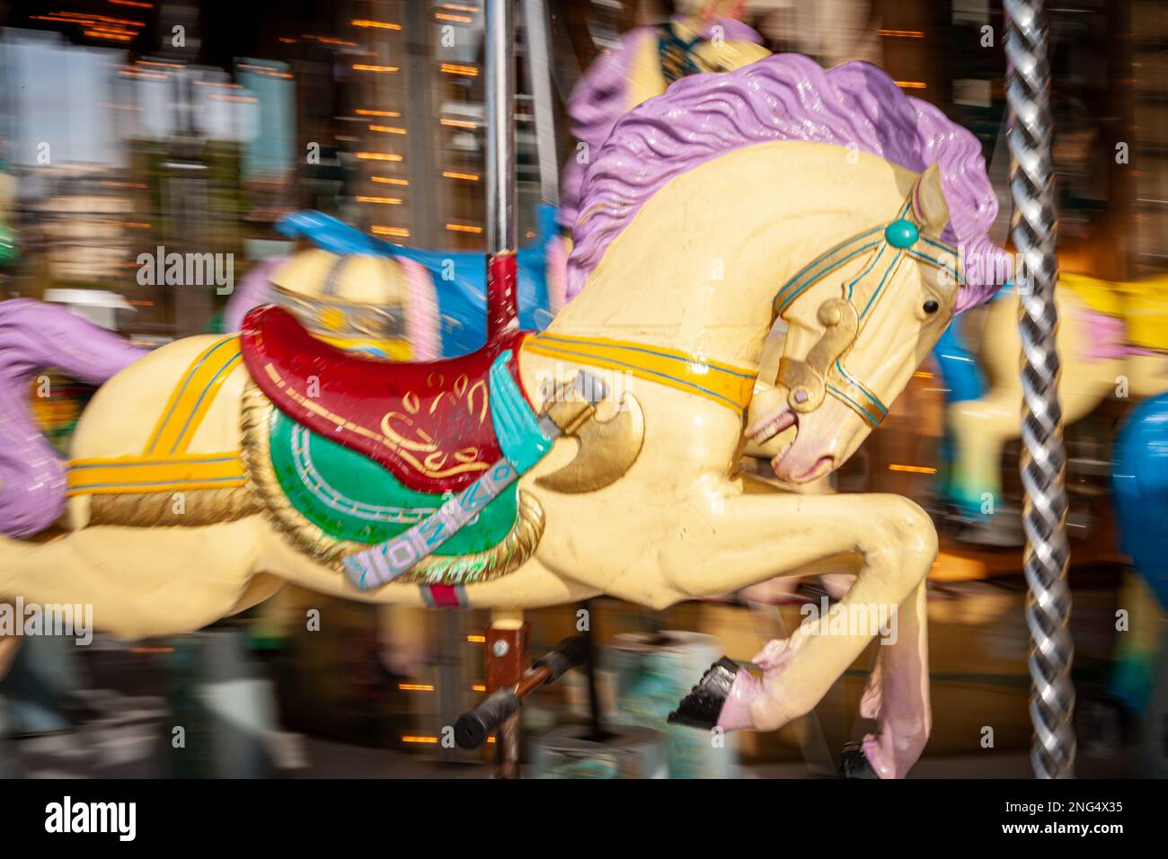 Eiffel tower carousel horse paris Banque de photographies et d’images à ...
