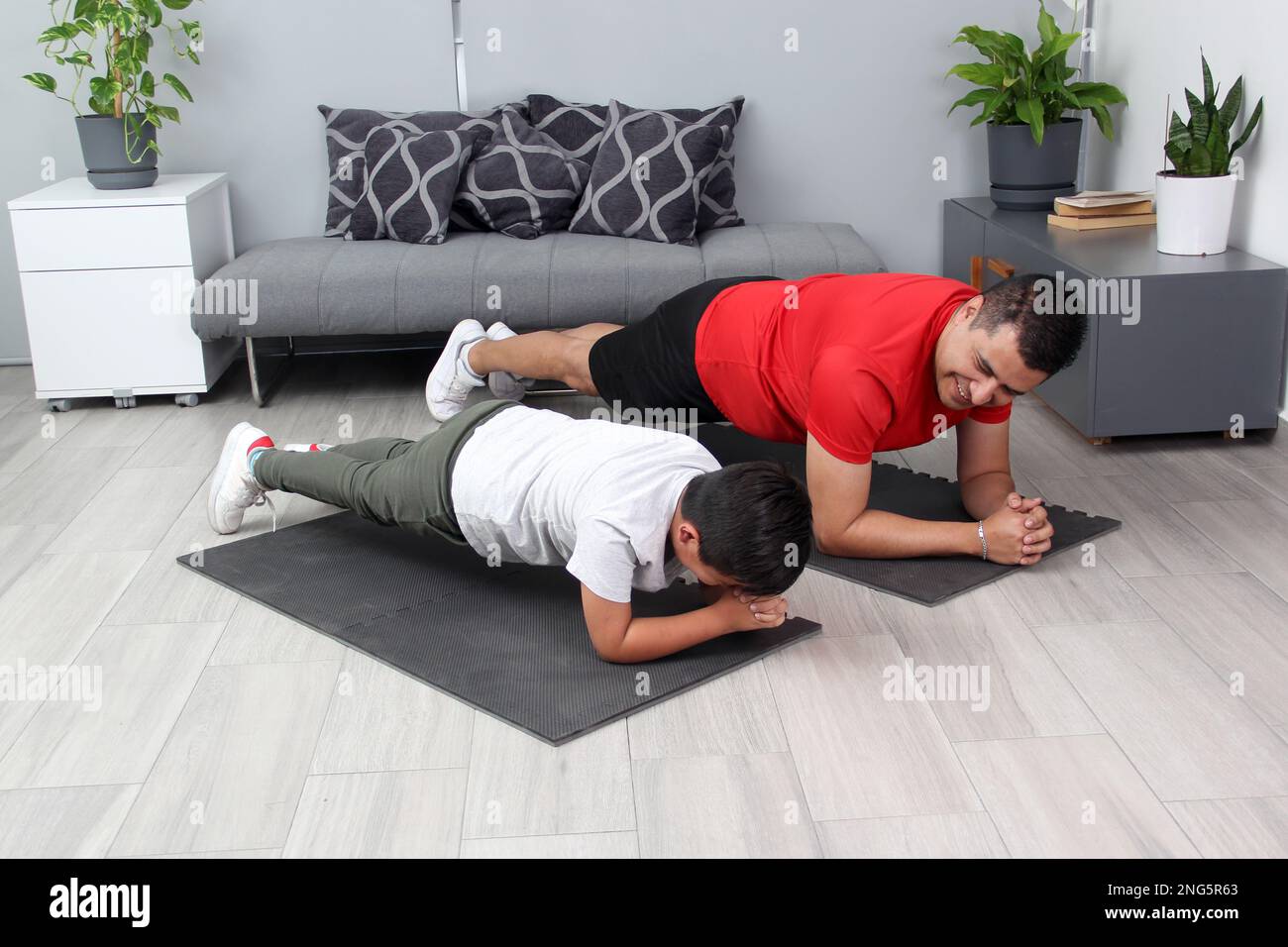 Surpoids Latino papa et son exercice à la maison pour perdre du poids ...