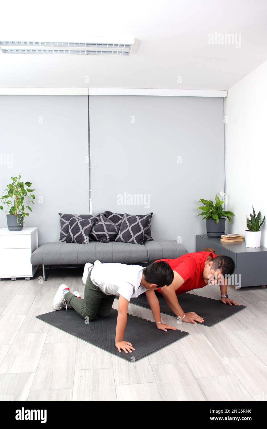 Surpoids Latino papa et son exercice à la maison pour perdre du poids ...