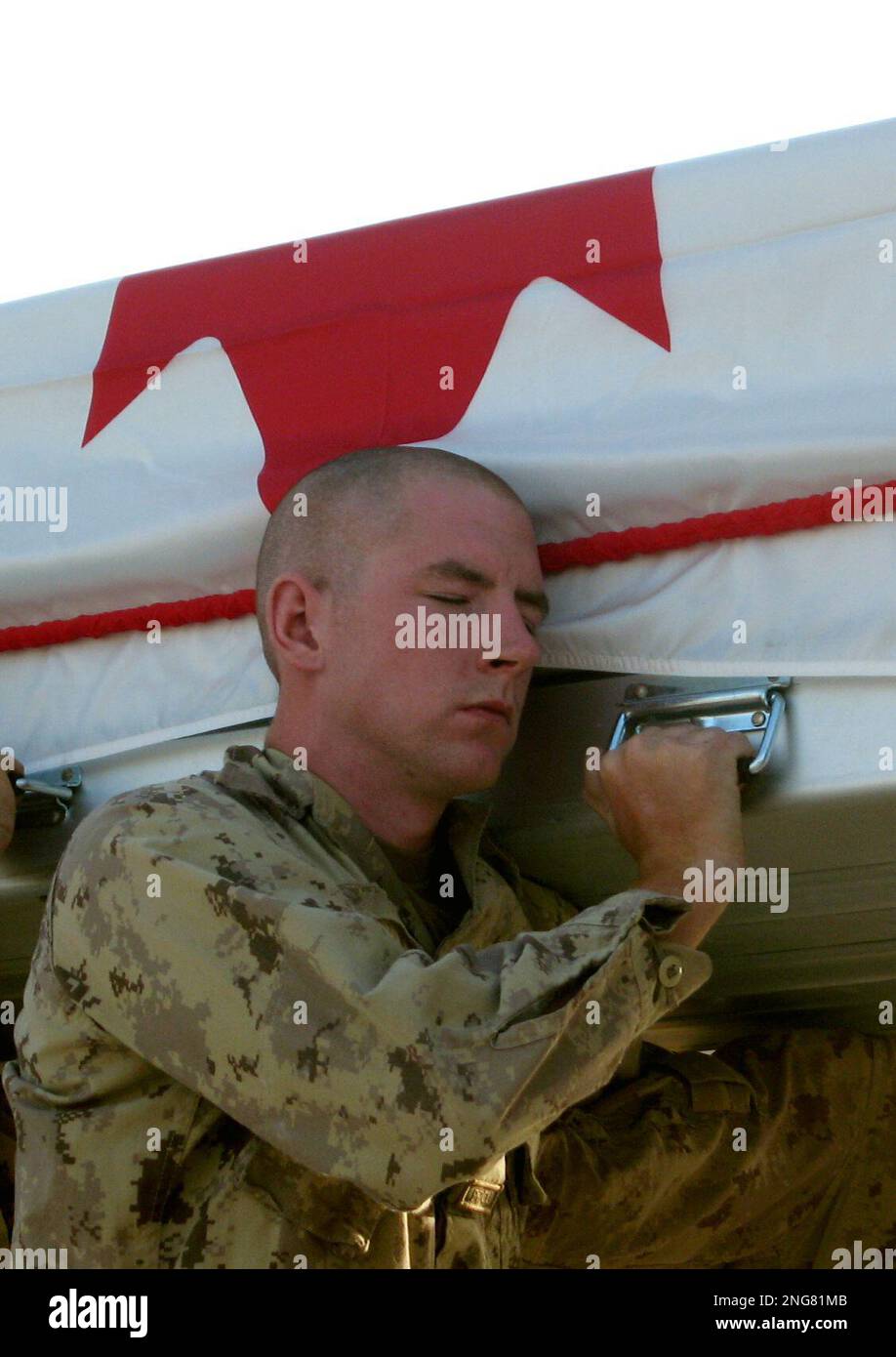 Pte. Mackenzie Murphy of Dauphin, Man., carries the remains of a ...
