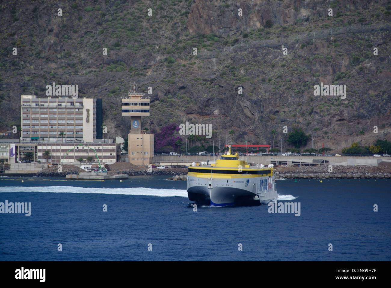 Ferry jaune à grande vitesse partant du port de Santa Cruz, Tenerife ...