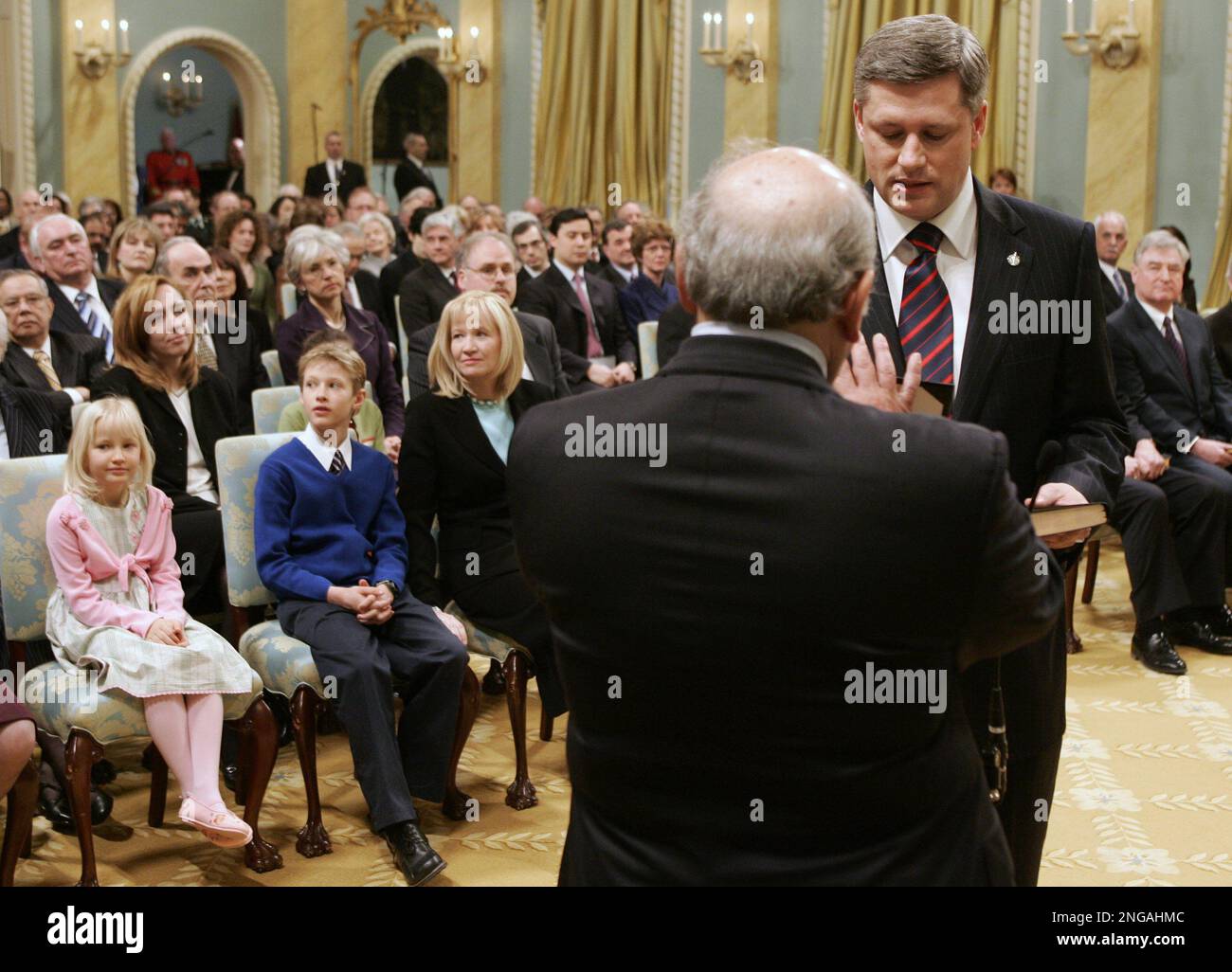 Stephen Harper takes the oath of office as his family, daughter Rachel ...
