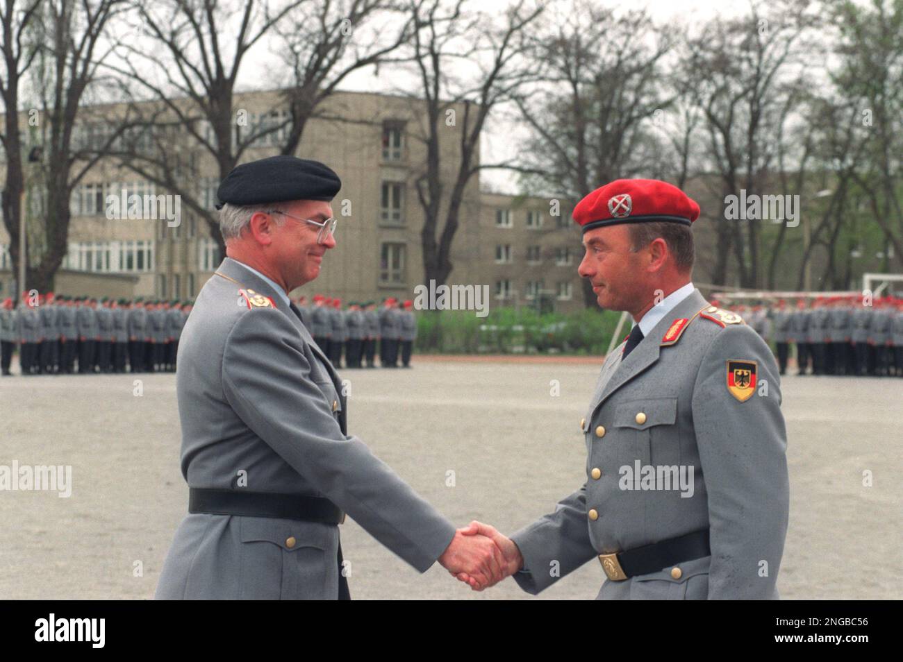 Kommando-Uebergabe: Generalleutnant Joerg Schoenbohm, rechts ...