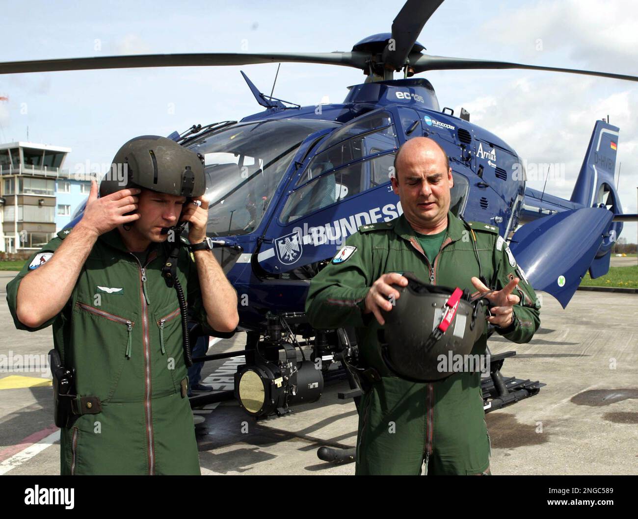 Die BGS-Beamten Juergen Ackermann, links, und Thomas Klahrer, rechts ...