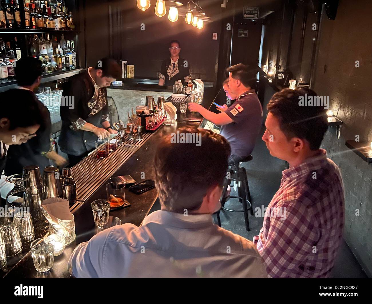 Whisper bar Banque de photographies et d’images à haute résolution - Alamy