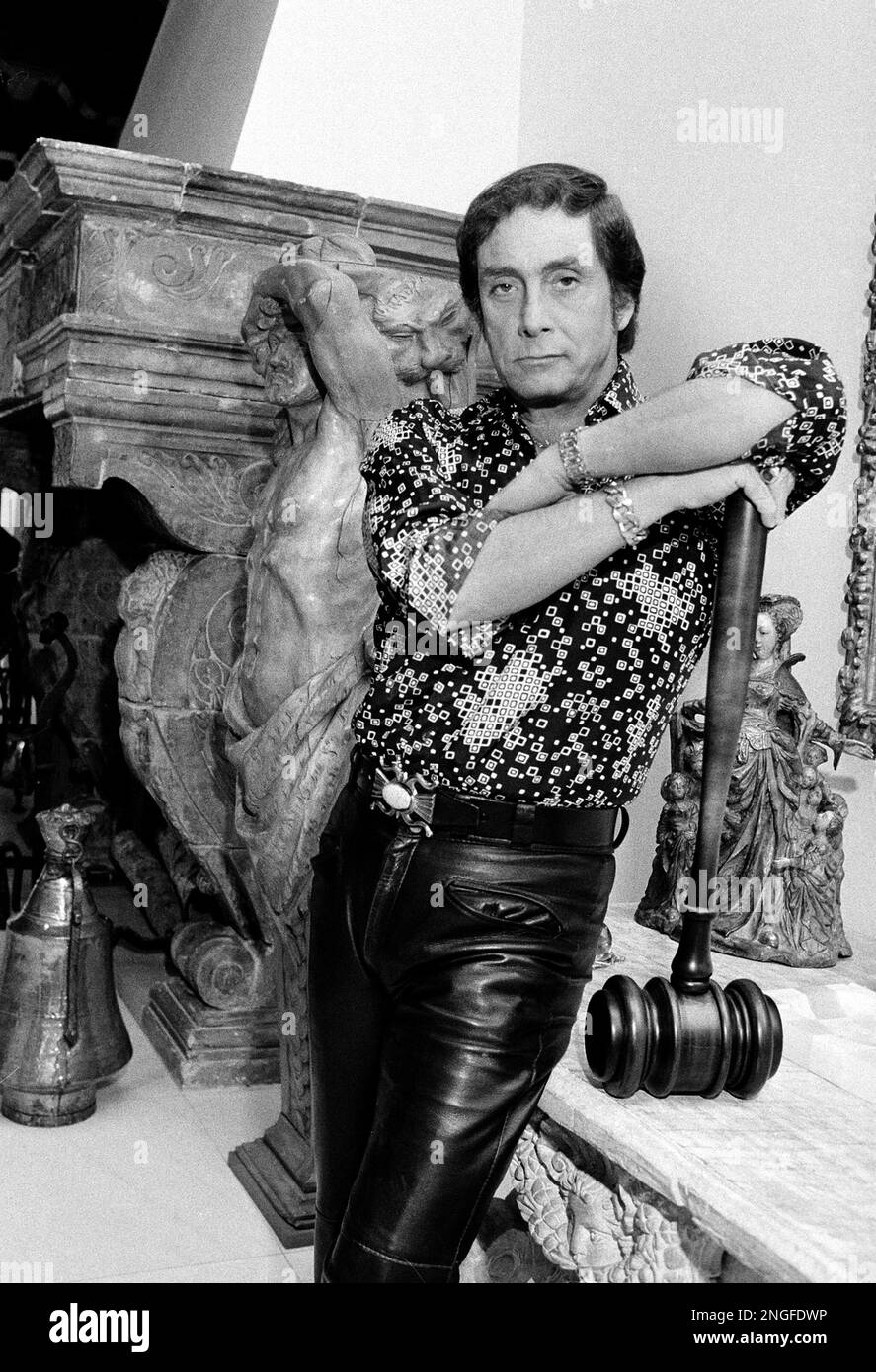 Penthouse magazine publisher Bob Guccione poses in his New York mansion ...