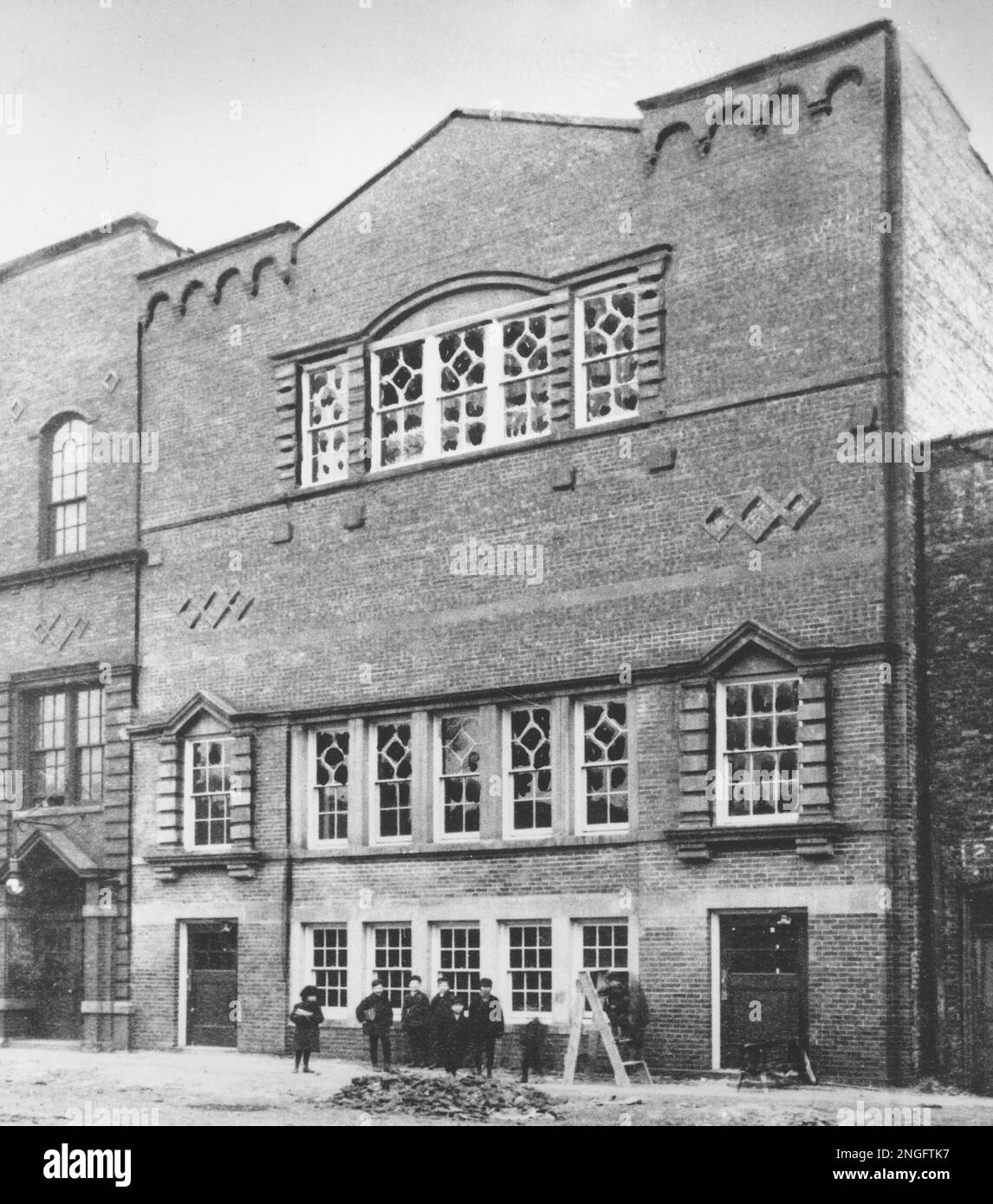 Young children stand in front of Hull House in Chicago, Ill., in 1905 ...