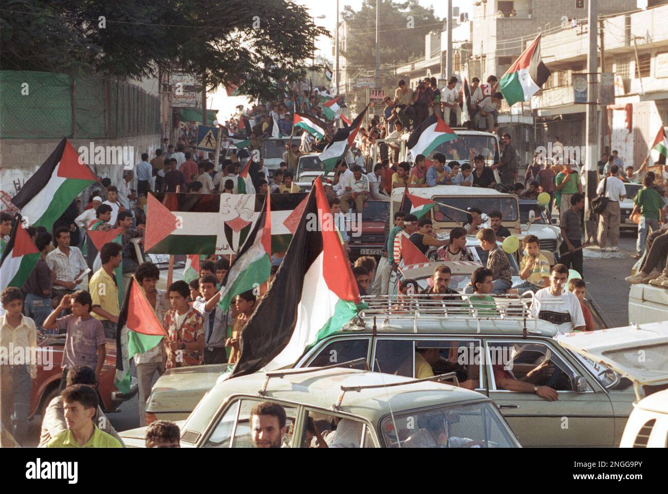 Palestinians celebrate the peace accord signing between the Palestine ...