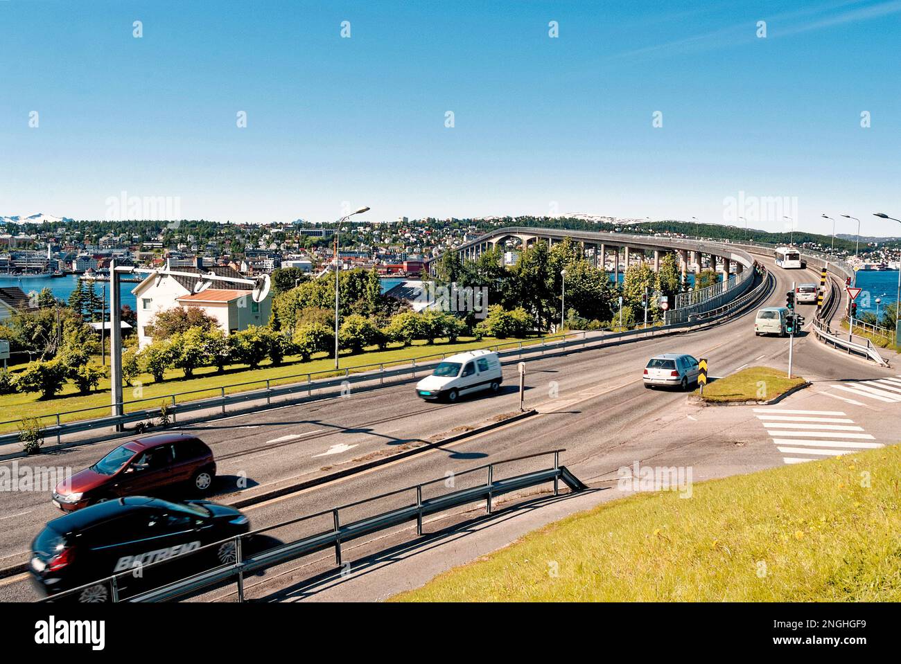 Tromso, Norvège - 30 juin 2012: Pont de Tromso, pont routier en porte-à ...