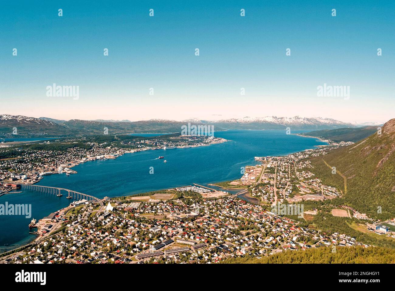 Vue d'été depuis le sommet de la montagne du pont de Tromso - entre ...