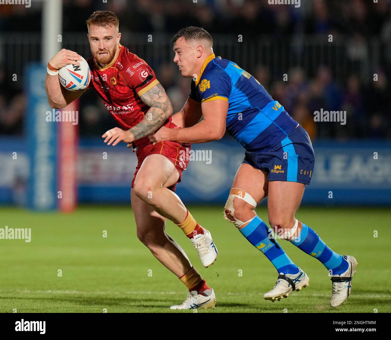 Adam Keighran #3 de Catalans Dragons est tenu par Jai Whitbread #10 de ...