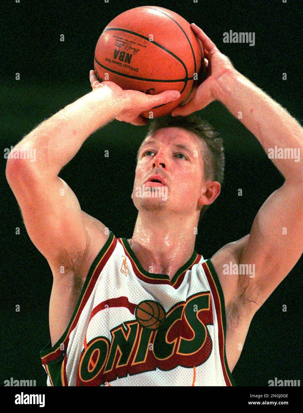 German Detlef Schrempf from the Seattle SuperSonics scores a basket ...
