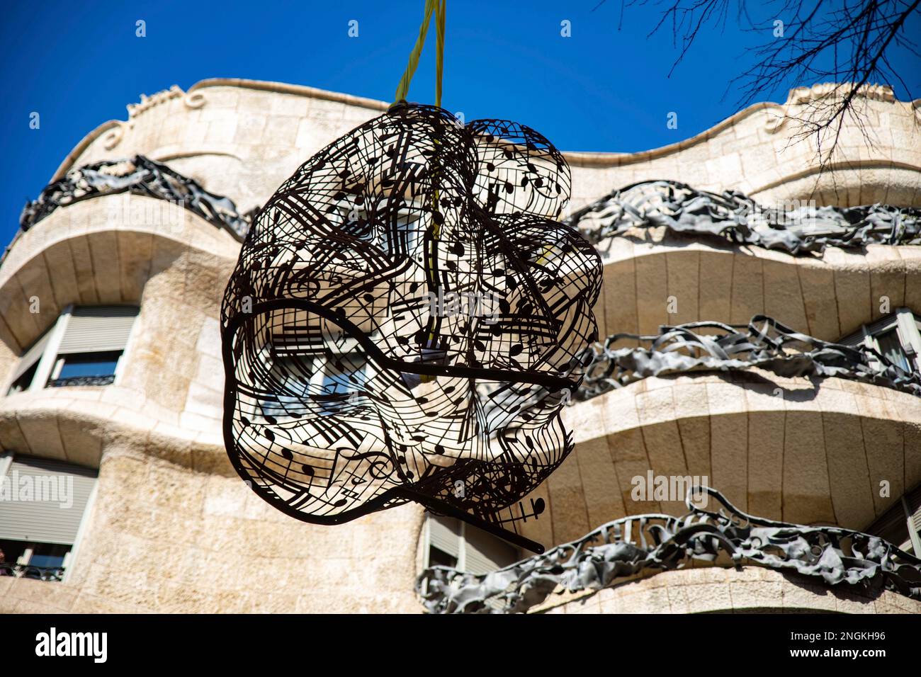Lifting of Jaume Plensa's sculpture 'Poesía del silencio', at Casa Milá ...