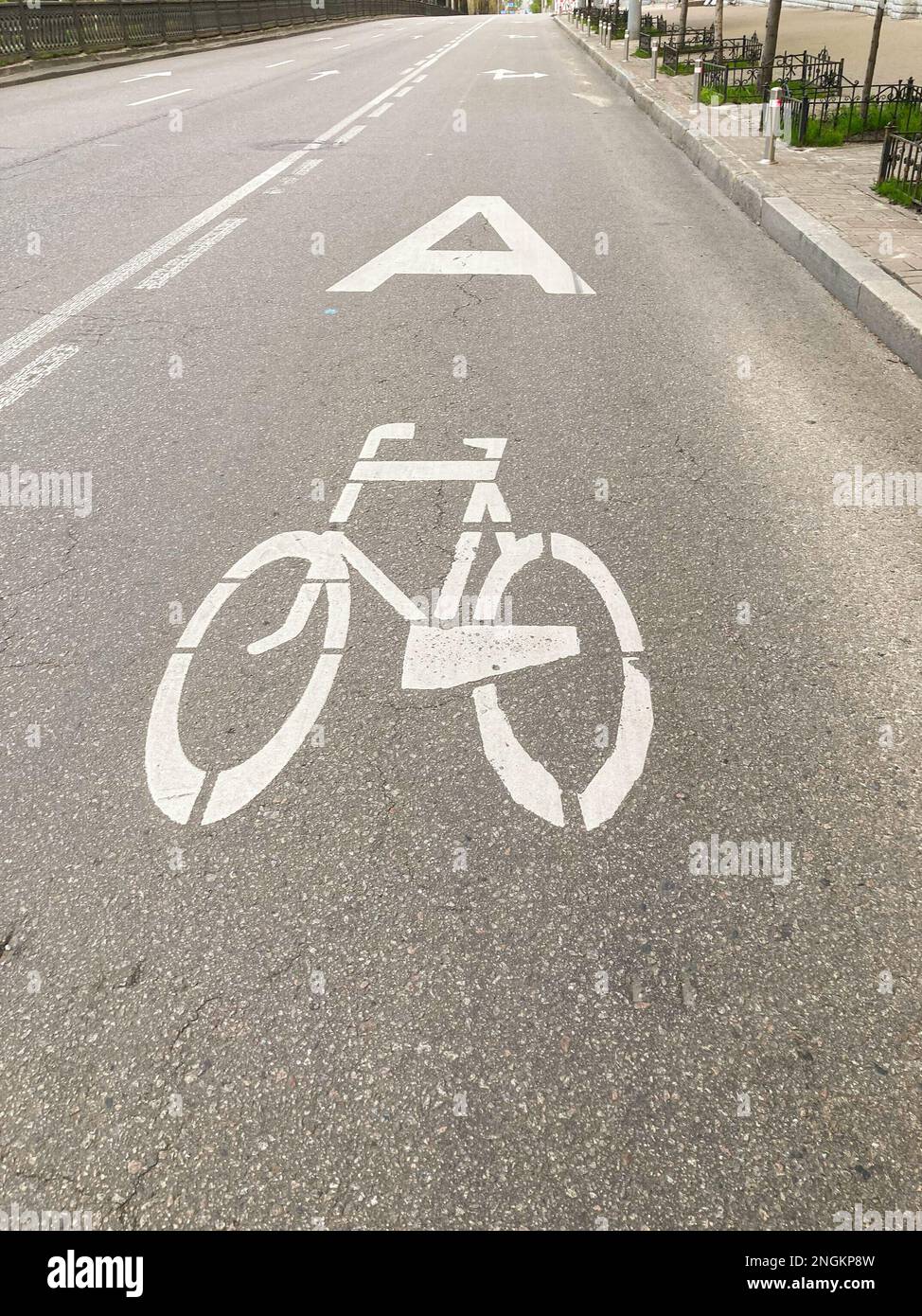 Panneau de signalisation de la voie des vélos sur la chaussée. Place ...