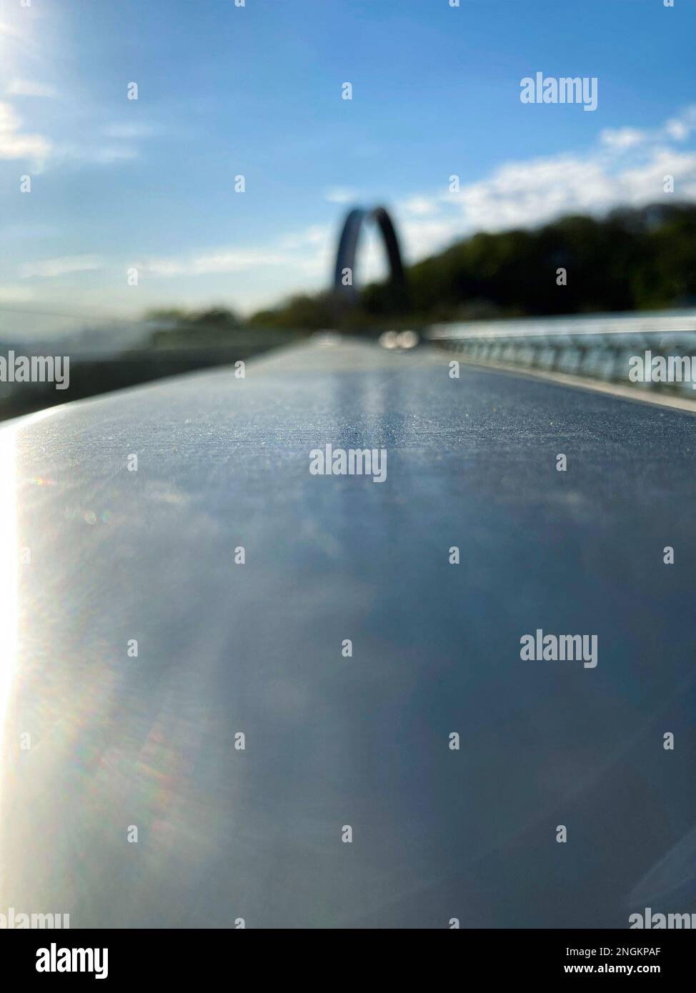 la texture de la rambarde métallique se rapproche. Structure de garde ...