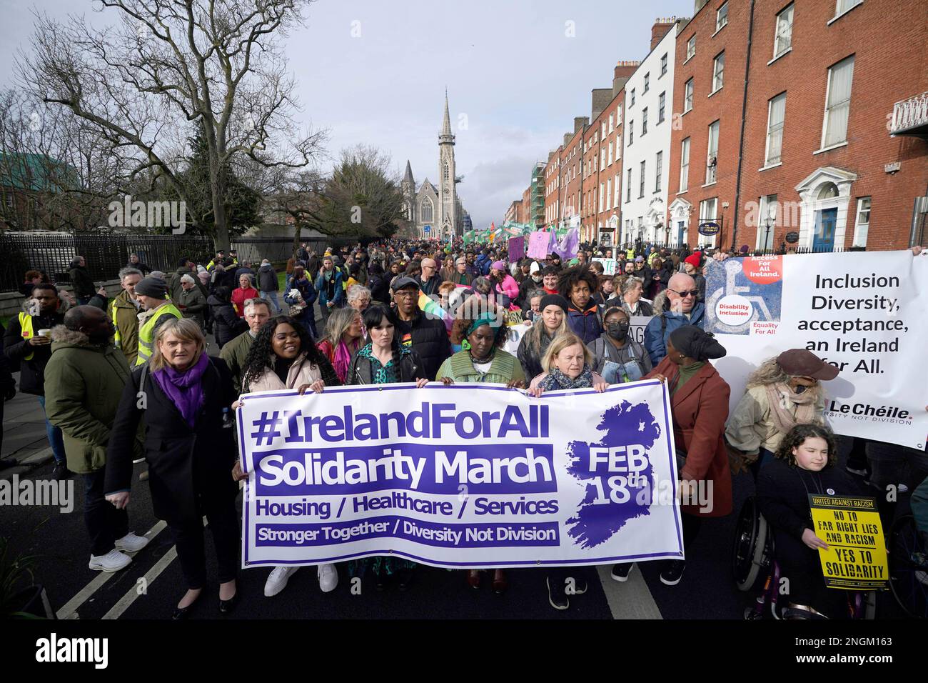 Les gens participent à une démonstration de soutien à la migration et à ...
