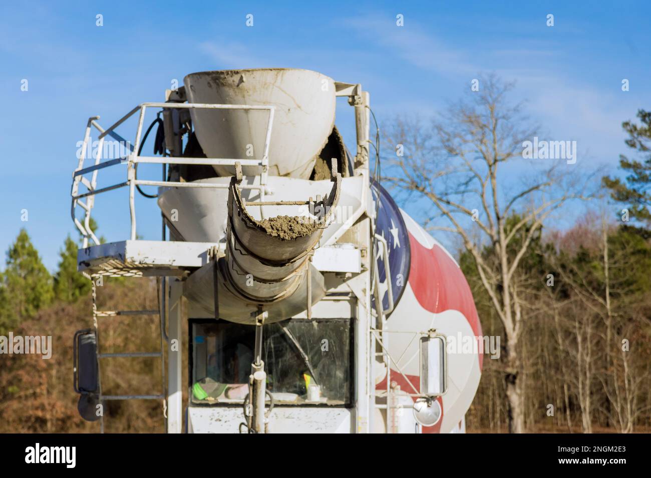 Ce malaxeur spécial pour le transport du béton a été livré sur le ...