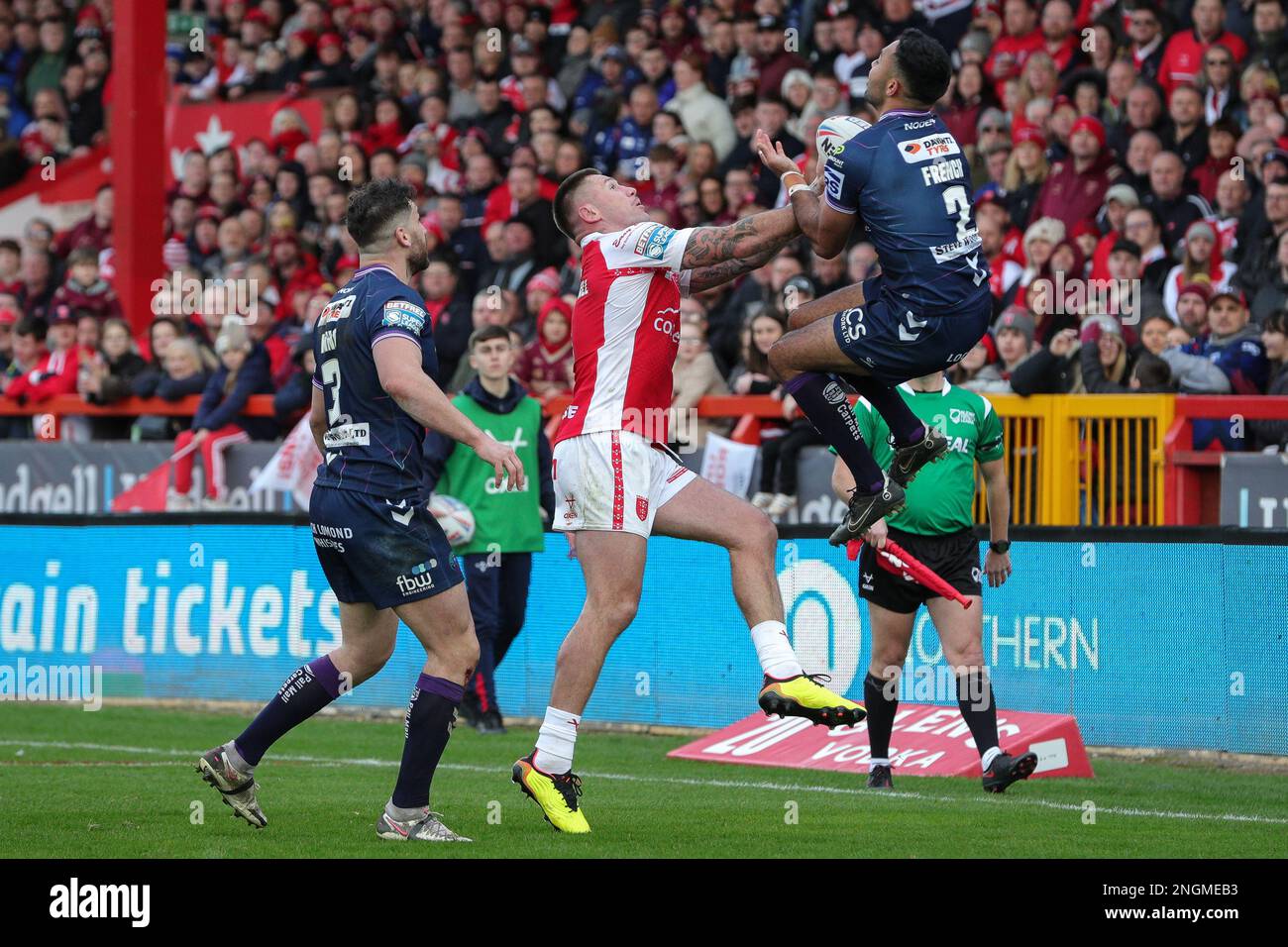 Shaun Kenny-Dowall #4 de Hull KR prend le ballon devant Bevan Français ...