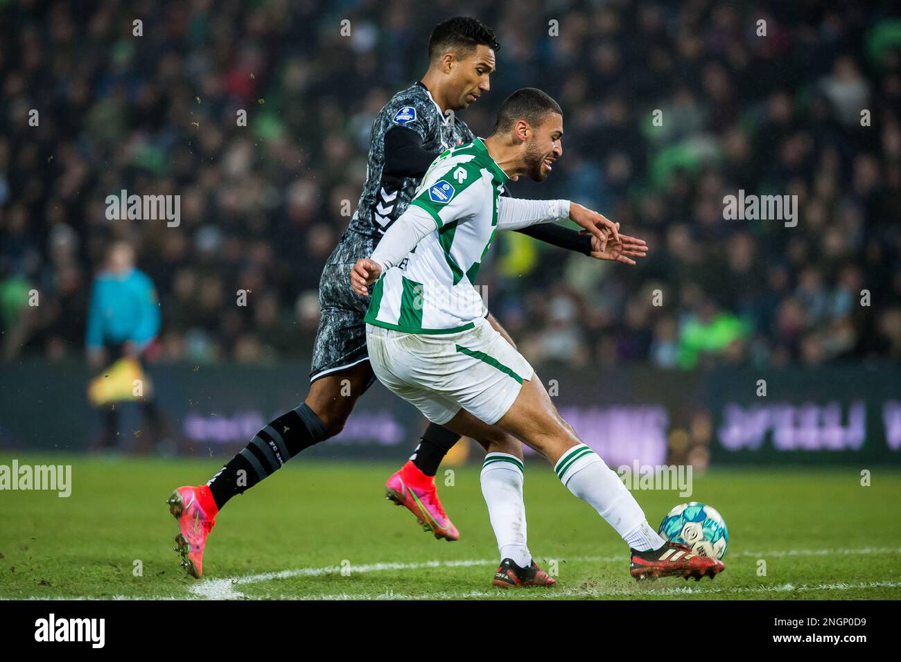 GRONINGEN - (lr) Danny Hoesen de FC Emmen, Radinio Balker de FC ...