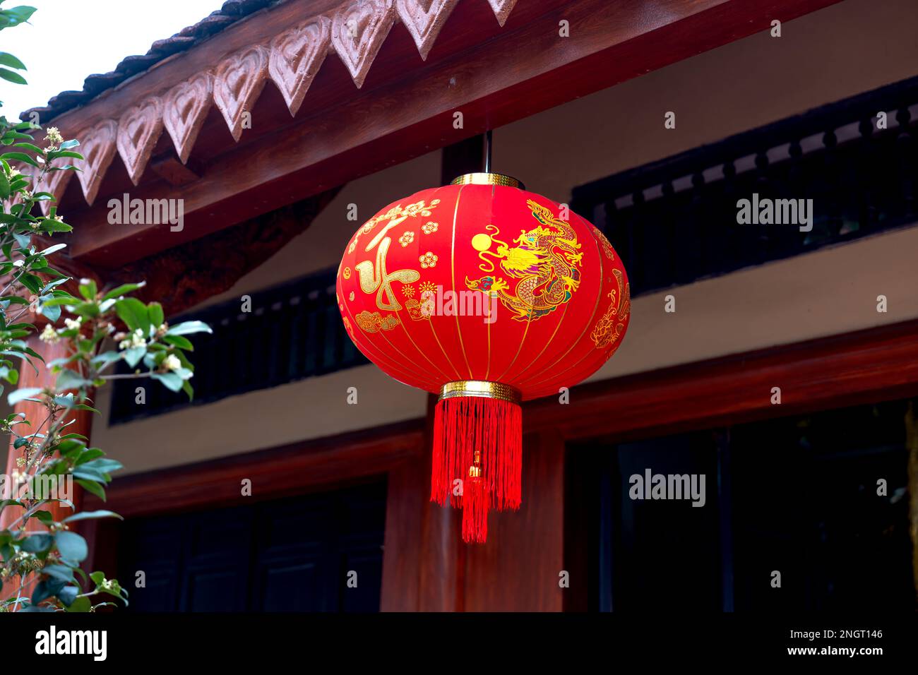 Lanterne en porcelaine rouge suspendue sur le toit traditionnel pendant ...