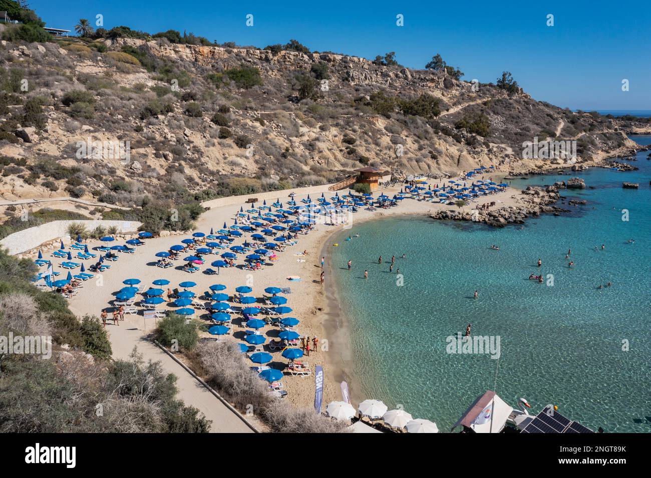 Photo de drone de la plage de Konnos dans la baie de Konnos, dans la ...