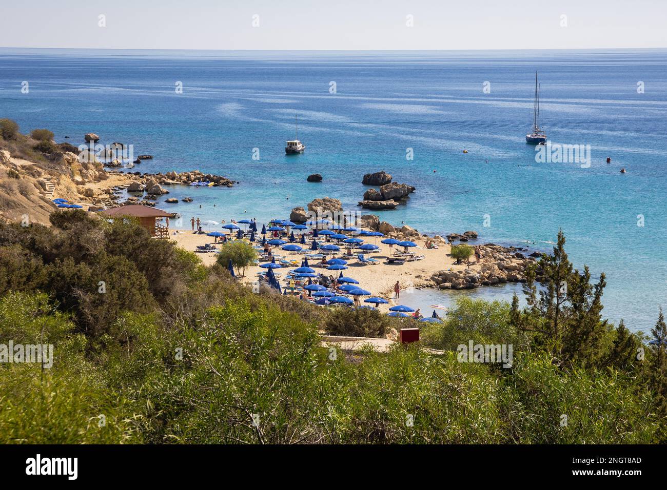 Plage de Konnos dans la baie de Konnos dans la région du parc forestier ...