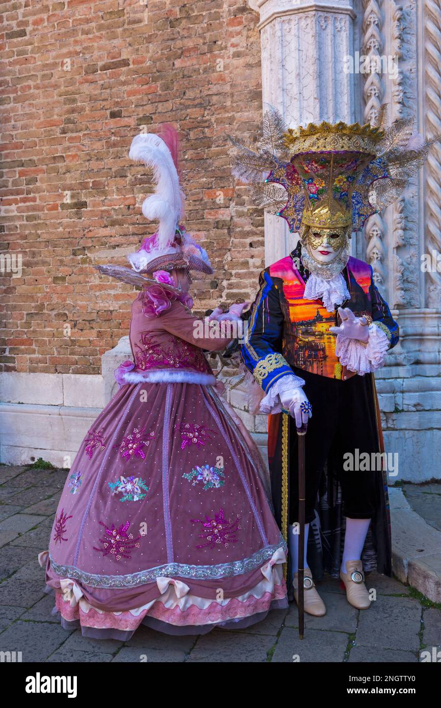 Les amateurs de carnaval vêtus de magnifiques costumes et masques ...