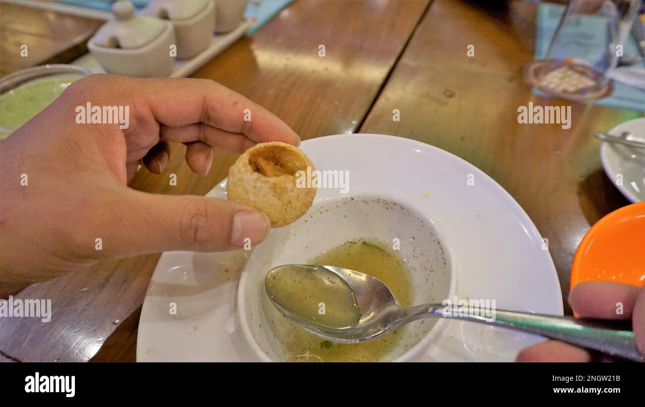 Homme indien tenant Panipuri ou Golgappa ou Puchkas avec masala de ...