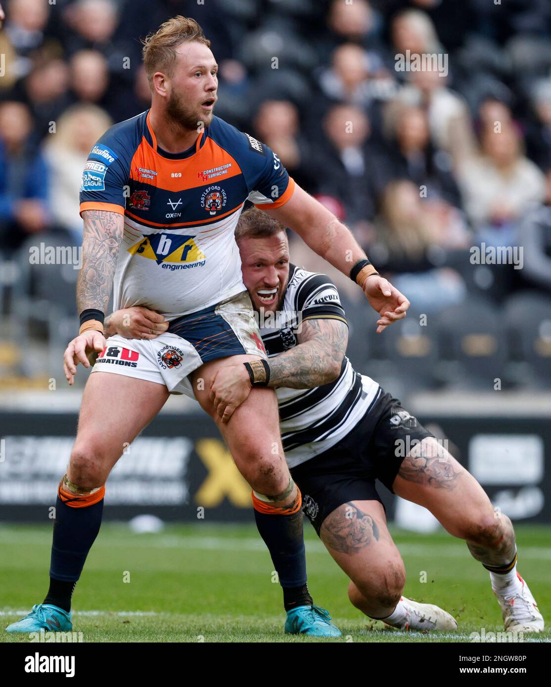 Joe Westerman (à gauche) de Castleford Tigers est attaqué par Josh ...