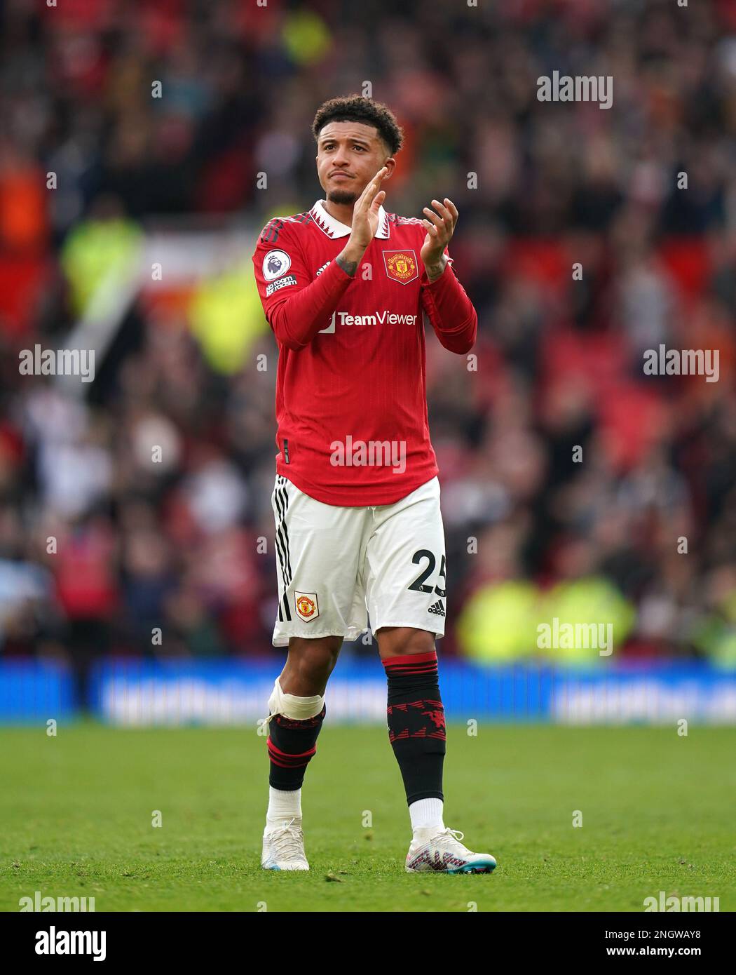 Le Jadon Sancho de Manchester United applaudit les fans qui ont suivi ...