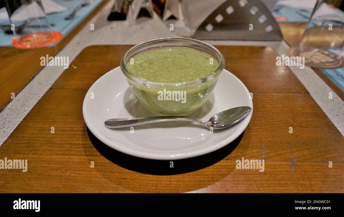 Pudina Dahi Chutney ou yaourt à la menthe trempée dans un verre bown ...