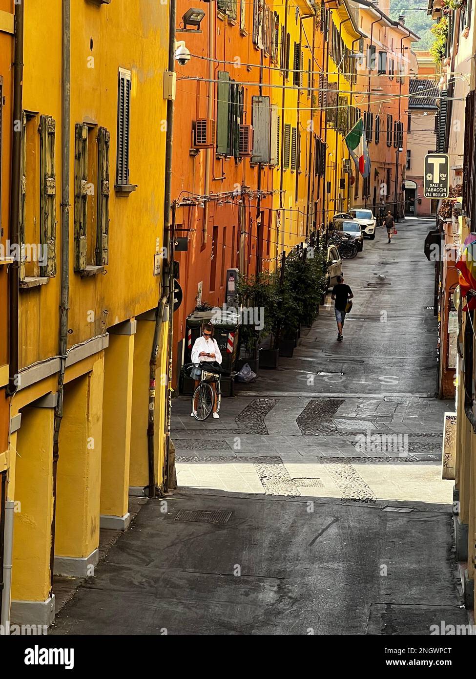 Via Pietralata à Bologne, Italie est bordée de toits en terre cuite ...