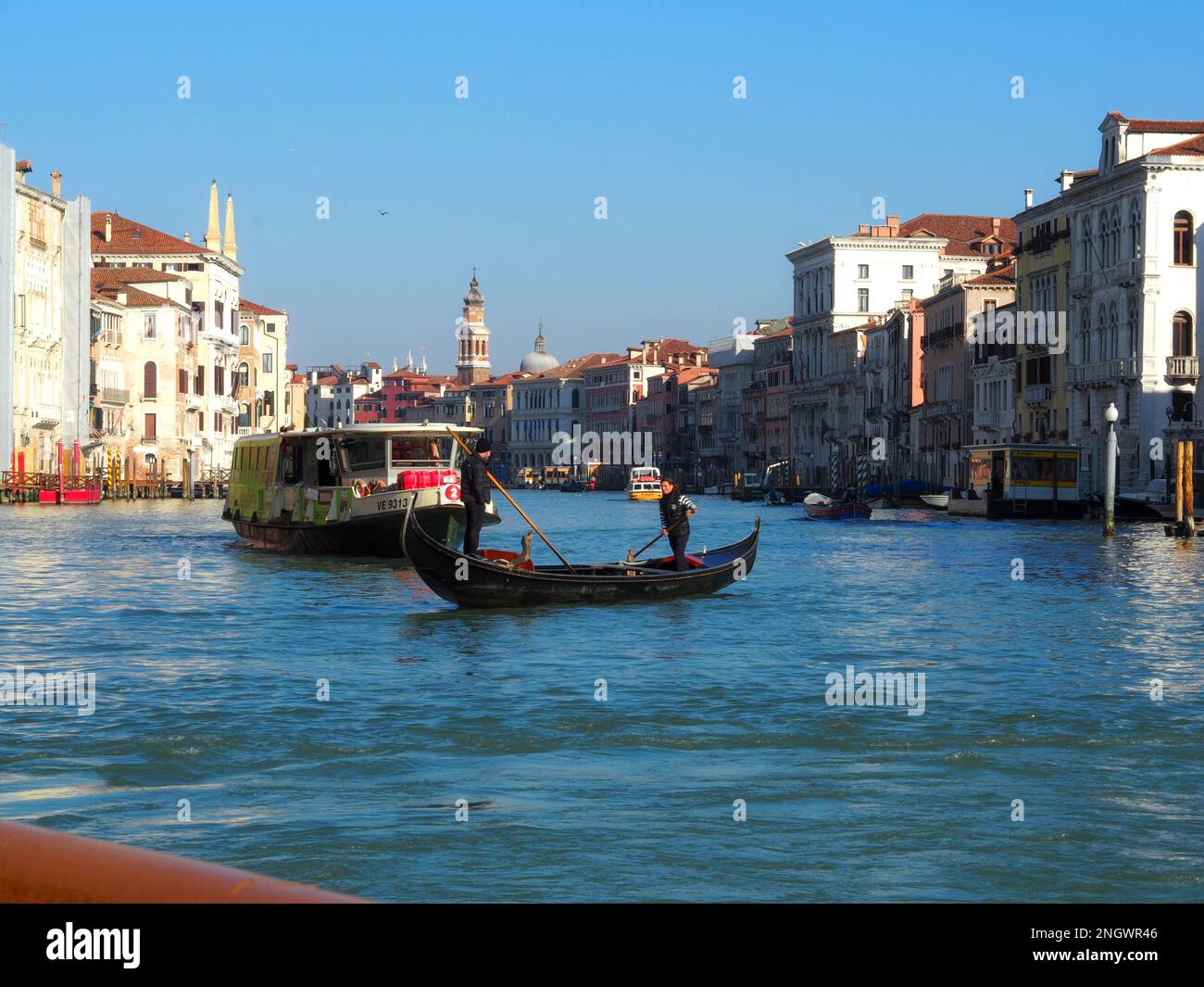 Venise, Italie - 13th février 2023 gondolier vénitien équitation aviron ...