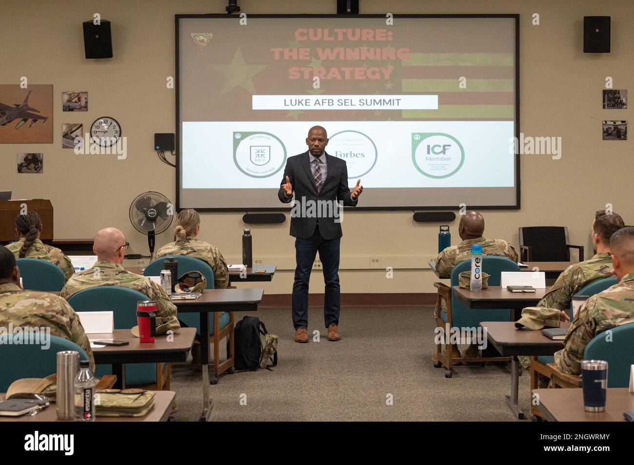 ÉTATS-UNIS Sgt. Principal de la Force aérienne (RET.) Todd Simmons ...