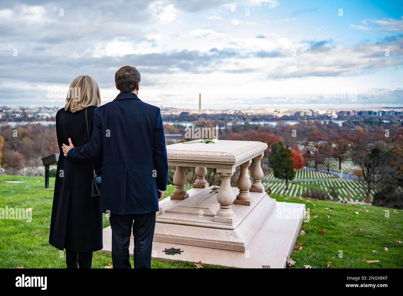 Le président français Emmanuel Macron et sa femme Brigitte ont posé des ...
