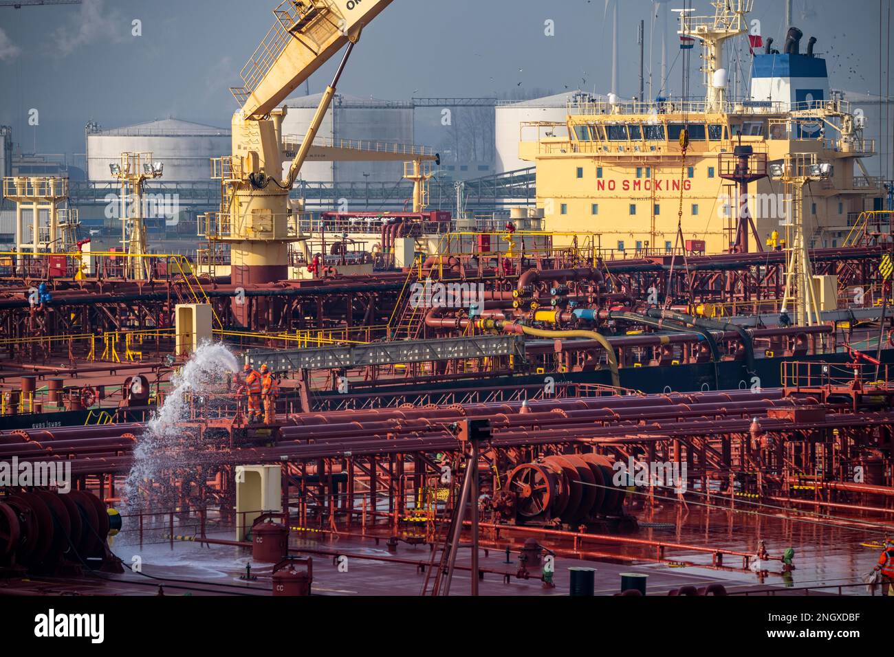 Le pétrolier de pétrole brut HOJO, dans le port maritime de Rotterdam ...