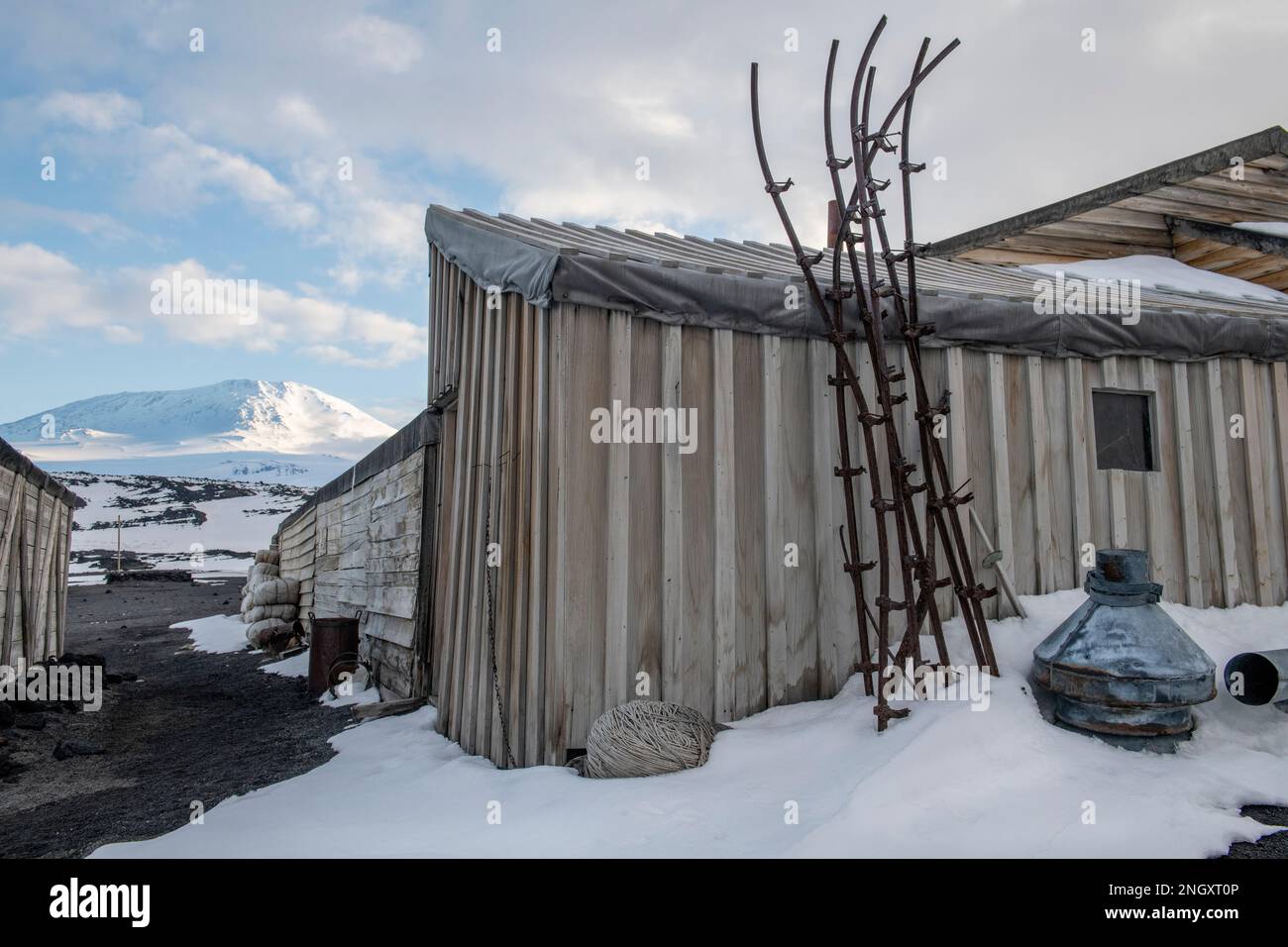 Antarctique, mer de Ross, île de Ross, Cap Evans. Extérieur de la ...